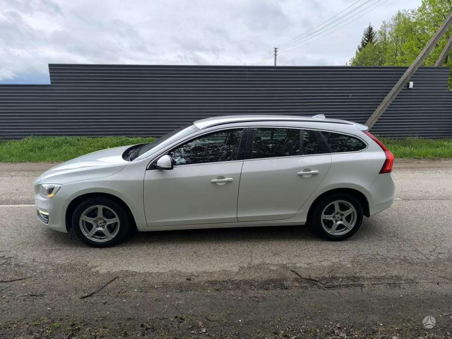 Balts Volvo V60 2013 Marijampole, ar dzinēja tilpumu 1.56 L un nobraukumu 296 tūkst. km par 5000 €, foto 3 vietnē AUTOMOTO.COM.LV