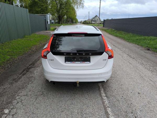 White Volvo V60 2013 in Marijampole, with an engine capacity of 1.56 L and mileage of 296 thousand km for 5000 €, photo 4 on AUTOMOTO.COM.LV