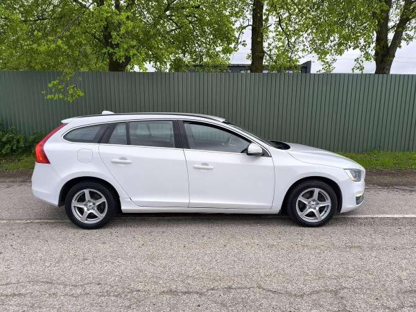 White Volvo V60 2013 in Marijampole, with an engine capacity of 1.56 L and mileage of 296 thousand km for 5000 €, photo 6 on AUTOMOTO.COM.LV