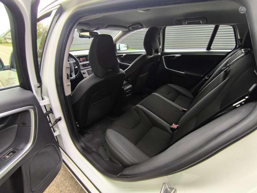 Balts Volvo V60 2013 Marijampole, ar dzinēja tilpumu 1.56 L un nobraukumu 296 tūkst. km par 5000 €, foto 13 vietnē AUTOMOTO.COM.LV