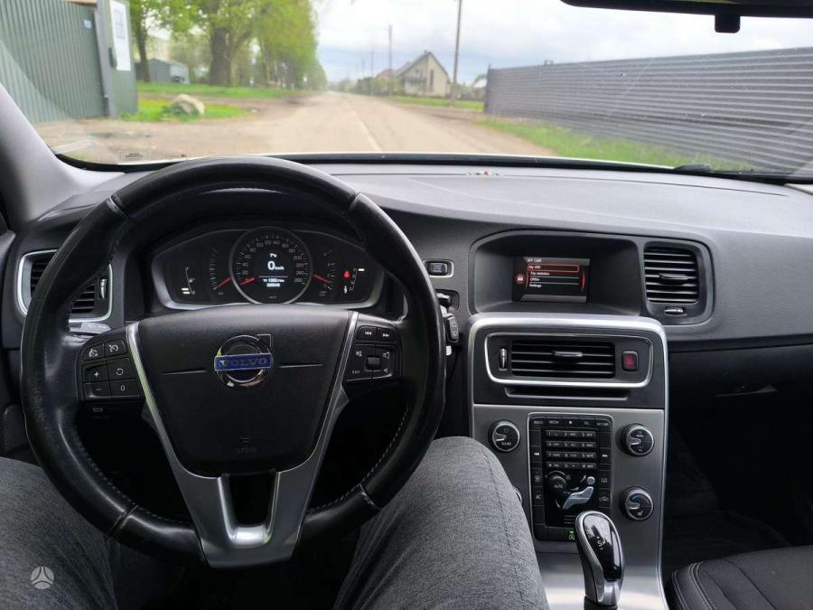 Balts Volvo V60 2013 Marijampole, ar dzinēja tilpumu 1.56 L un nobraukumu 296 tūkst. km par 5000 €, foto 17 vietnē AUTOMOTO.COM.LV