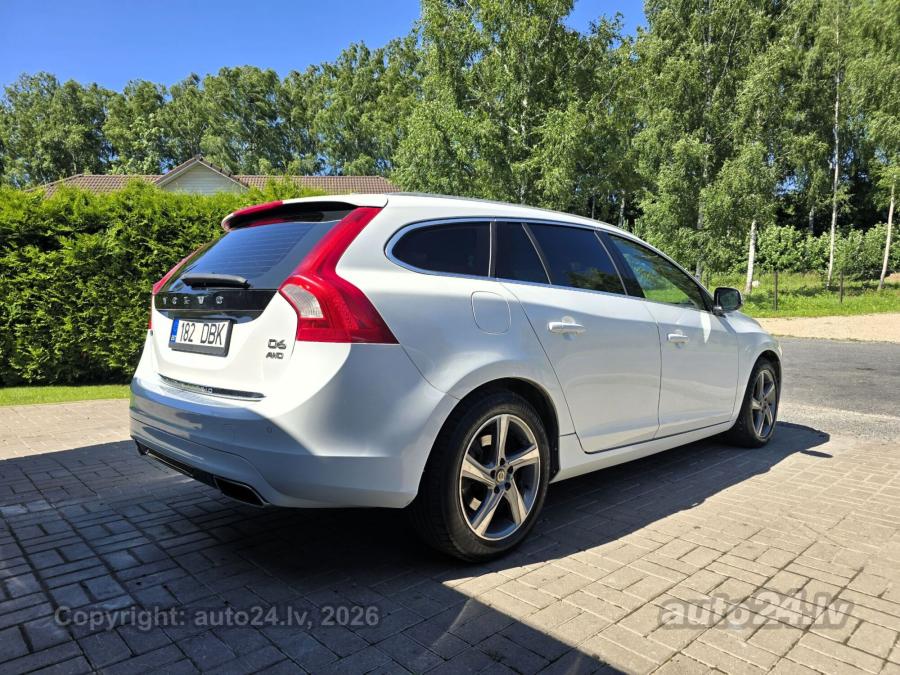 White Volvo V60 2013 in Tartu, with an engine capacity of 2.40 L and mileage of 285 thousand km for 9700 €, photo 4 on AUTOMOTO.COM.LV