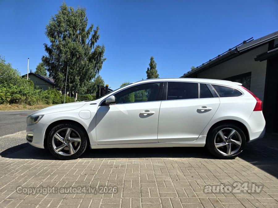 White Volvo V60 2013 in Tartu, with an engine capacity of 2.40 L and mileage of 285 thousand km for 9700 €, photo 6 on AUTOMOTO.COM.LV