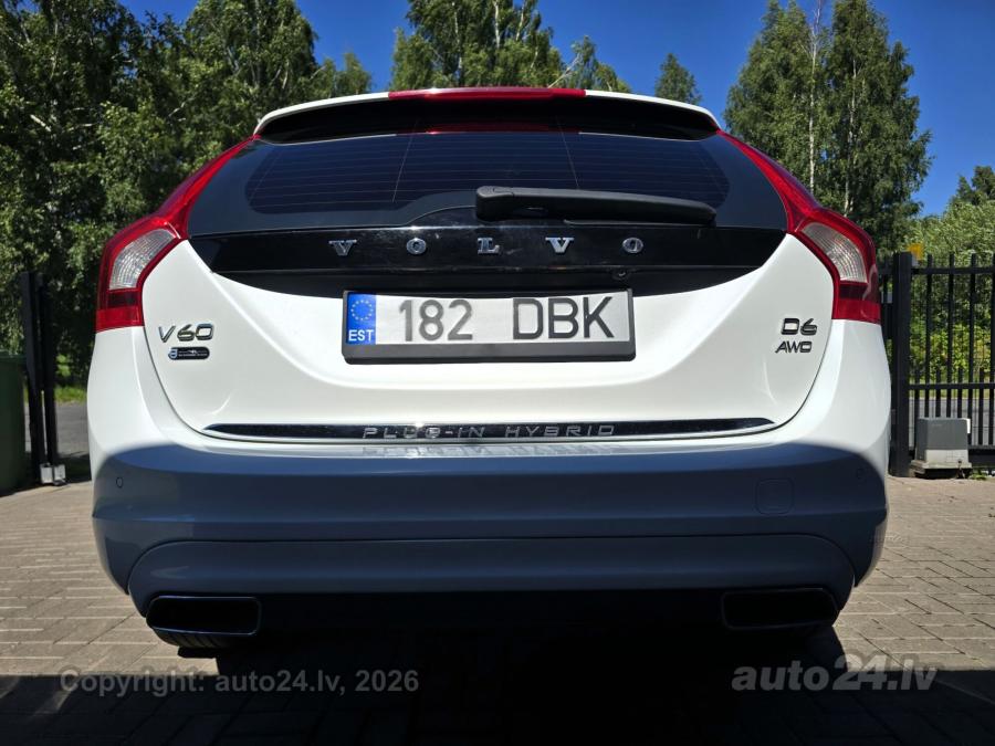 White Volvo V60 2013 in Tartu, with an engine capacity of 2.40 L and mileage of 285 thousand km for 9700 €, photo 9 on AUTOMOTO.COM.LV
