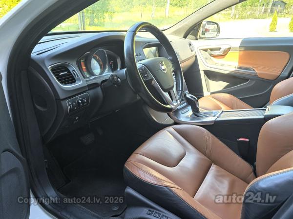 White Volvo V60 2013 in Tartu, with an engine capacity of 2.40 L and mileage of 285 thousand km for 9700 €, photo 9 on AUTOMOTO.COM.LV