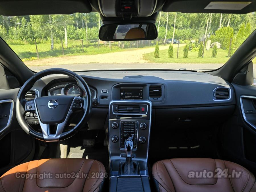 White Volvo V60 2013 in Tartu, with an engine capacity of 2.40 L and mileage of 285 thousand km for 9700 €, photo 12 on AUTOMOTO.COM.LV