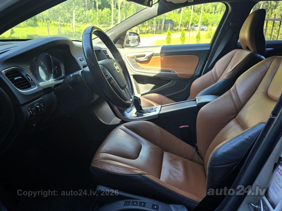White Volvo V60 2013 in Tartu, with an engine capacity of 2.40 L and mileage of 285 thousand km for 9700 €, photo 19 on AUTOMOTO.COM.LV