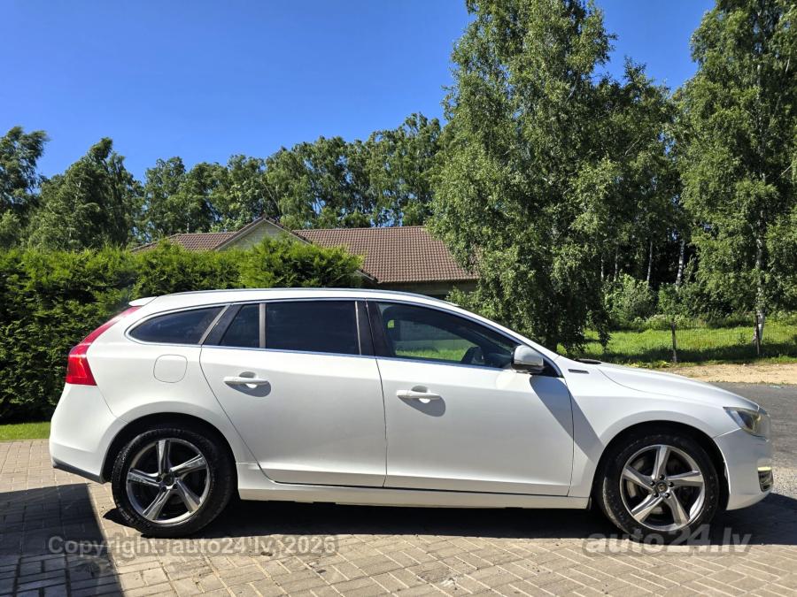 White Volvo V60 2013 in Tartu, with an engine capacity of 2.40 L and mileage of 285 thousand km for 9700 €, photo 25 on AUTOMOTO.COM.LV