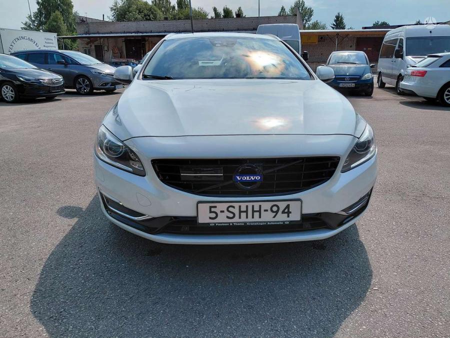 Balts Volvo V60 2013 Klaipėda, ar dzinēja tilpumu 2.40 L un nobraukumu 318 tūkst. km par 6950 €, foto 4 vietnē AUTOMOTO.COM.LV
