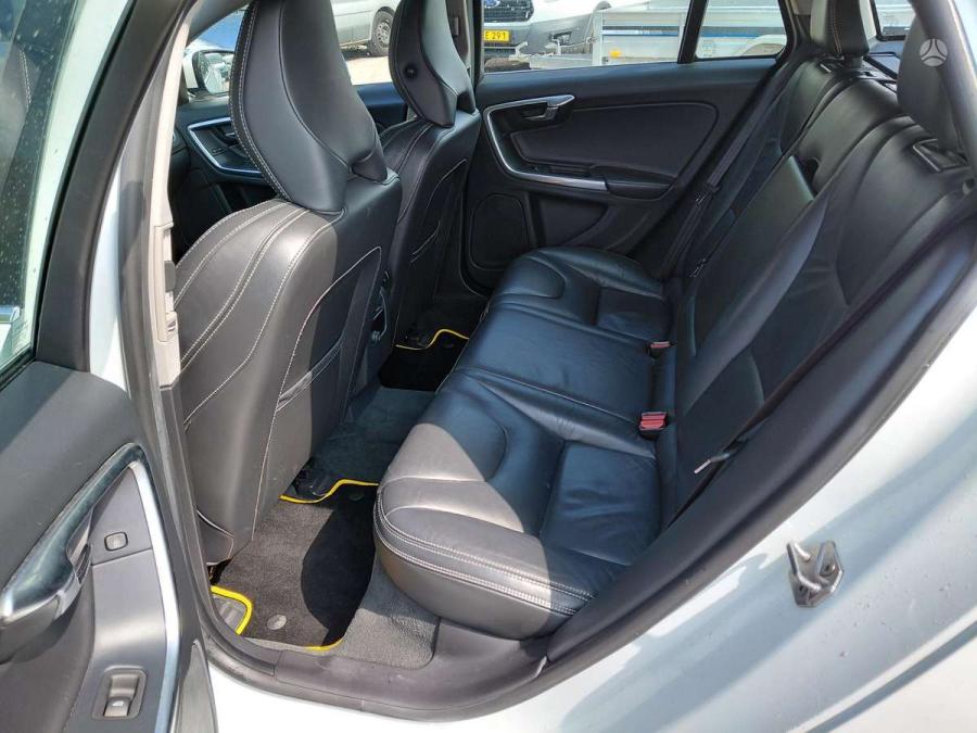 Balts Volvo V60 2013 Klaipėda, ar dzinēja tilpumu 2.40 L un nobraukumu 318 tūkst. km par 6950 €, foto 18 vietnē AUTOMOTO.COM.LV