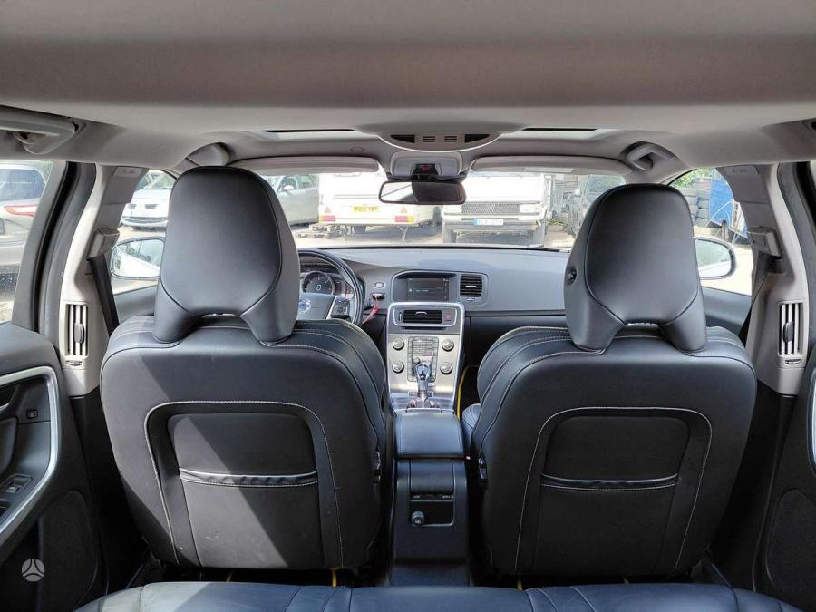 Balts Volvo V60 2013 Klaipėda, ar dzinēja tilpumu 2.40 L un nobraukumu 318 tūkst. km par 6950 €, foto 20 vietnē AUTOMOTO.COM.LV