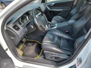 Balts Volvo V60 2013 Klaipėda, ar dzinēja tilpumu 2.40 L un nobraukumu 318 tūkst. km par 6950 €, foto 23 vietnē AUTOMOTO.COM.LV
