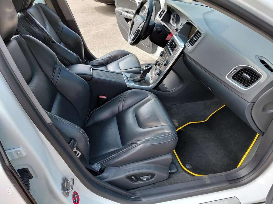 Balts Volvo V60 2013 Klaipėda, ar dzinēja tilpumu 2.40 L un nobraukumu 318 tūkst. km par 6950 €, foto 26 vietnē AUTOMOTO.COM.LV