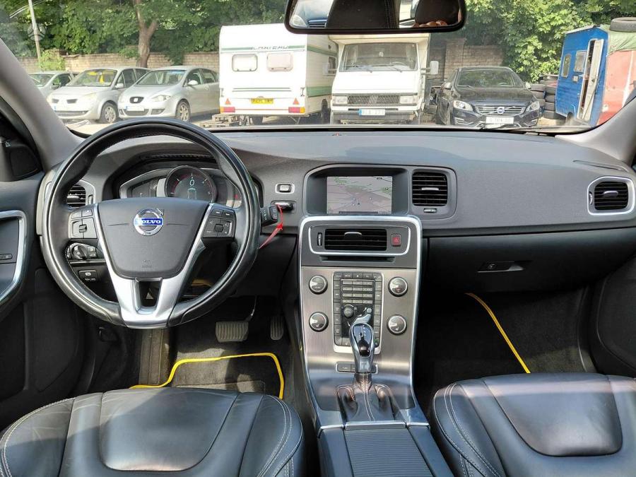 Balts Volvo V60 2013 Klaipėda, ar dzinēja tilpumu 2.40 L un nobraukumu 318 tūkst. km par 6950 €, foto 30 vietnē AUTOMOTO.COM.LV