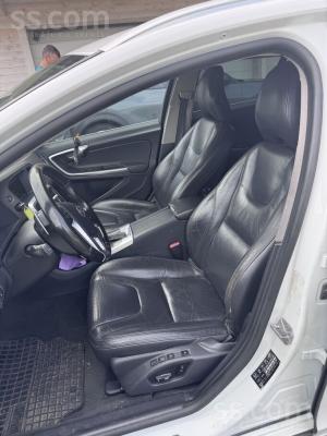 Balts Volvo V60 2013 Aizkraukle, ar dzinēja tilpumu 2.40 L un nobraukumu 250 tūkst. km par 7250 €, foto 3 vietnē AUTOMOTO.COM.LV