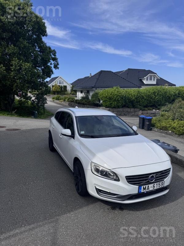 Balts Volvo V60 2013 Aizkraukle, ar dzinēja tilpumu 2.40 L un nobraukumu 250 tūkst. km par 7250 €, foto 3 vietnē AUTOMOTO.COM.LV