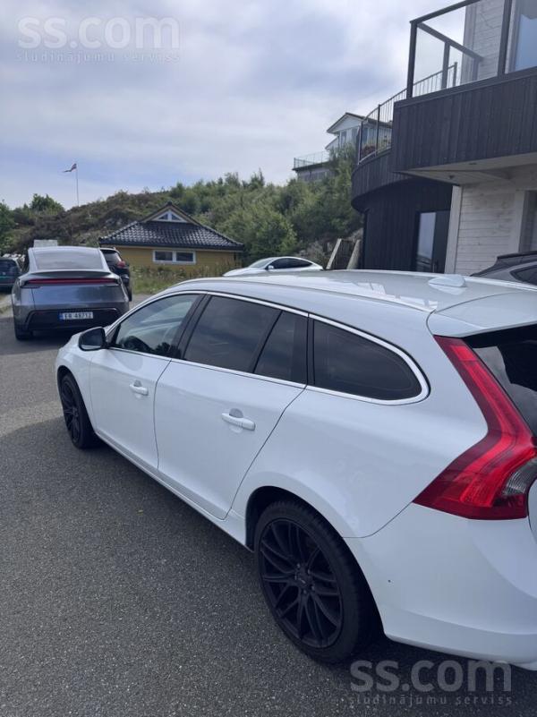 Balts Volvo V60 2013 Aizkraukle, ar dzinēja tilpumu 2.40 L un nobraukumu 250 tūkst. km par 7250 €, foto 8 vietnē AUTOMOTO.COM.LV