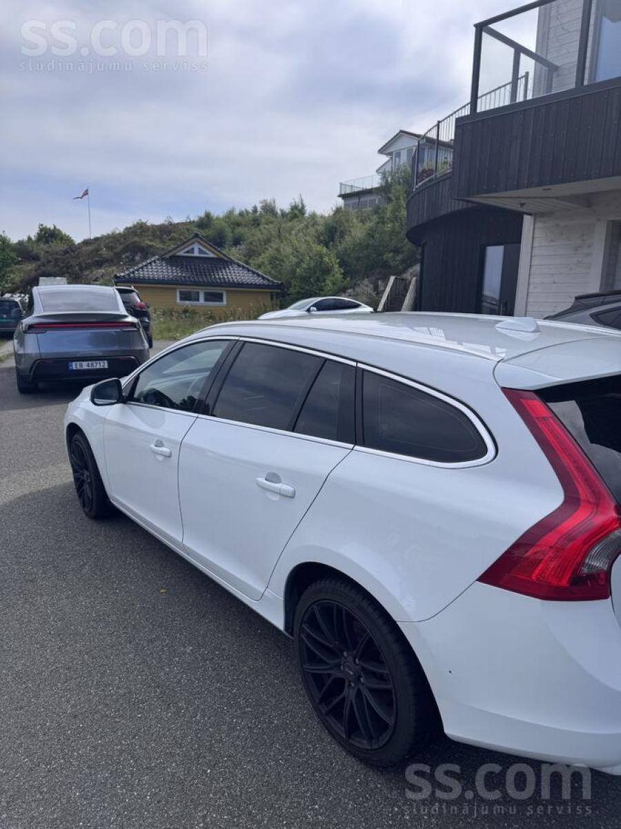 Balts Volvo V60 2013 Aizkraukle, ar dzinēja tilpumu 2.40 L un nobraukumu 250 tūkst. km par 7250 €, foto 9 vietnē AUTOMOTO.COM.LV