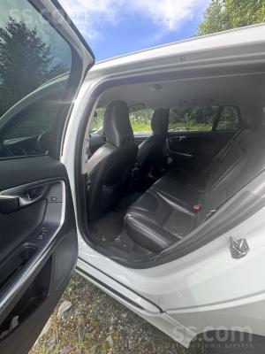 Balts Volvo V60 2013 Aizkraukle, ar dzinēja tilpumu 2.40 L un nobraukumu 250 tūkst. km par 7250 €, foto 14 vietnē AUTOMOTO.COM.LV