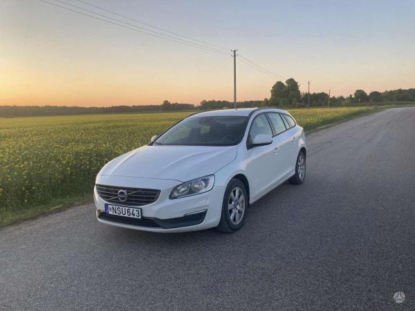 White Volvo V60 2013 in Kedainiai, with an engine capacity of 1.56 L and mileage of 422 thousand km for 4000 €, photo 4 on AUTOMOTO.COM.LV