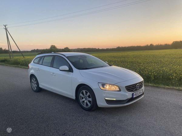 White Volvo V60 2013 in Kedainiai, with an engine capacity of 1.56 L and mileage of 422 thousand km for 4000 €, photo 6 on AUTOMOTO.COM.LV