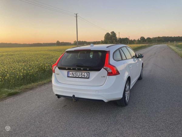 White Volvo V60 2013 in Kedainiai, with an engine capacity of 1.56 L and mileage of 422 thousand km for 4000 €, photo 7 on AUTOMOTO.COM.LV