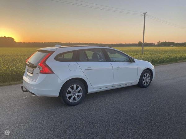White Volvo V60 2013 in Kedainiai, with an engine capacity of 1.56 L and mileage of 422 thousand km for 4000 €, photo 10 on AUTOMOTO.COM.LV