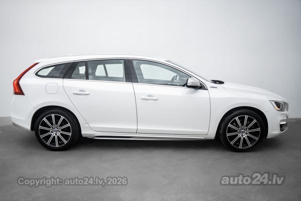 White Volvo V60 2013 in Tallinn, with an engine capacity of 2.40 L and mileage of 281 thousand km for 9999 €, photo 6 on AUTOMOTO.COM.LV