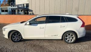 White Volvo V60 2013 in Riga, with an engine capacity of 1.60 L and mileage of 303 thousand km for 5250 €, photo 3 on AUTOMOTO.COM.LV