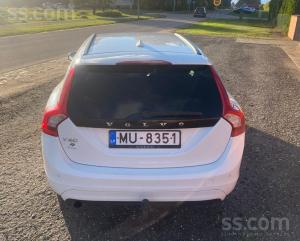 White Volvo V60 2013 in Riga, with an engine capacity of 1.60 L and mileage of 303 thousand km for 5250 €, photo 4 on AUTOMOTO.COM.LV