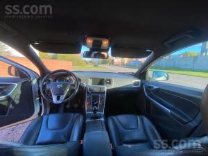 White Volvo V60 2013 in Riga, with an engine capacity of 1.60 L and mileage of 303 thousand km for 5250 €, photo 6 on AUTOMOTO.COM.LV