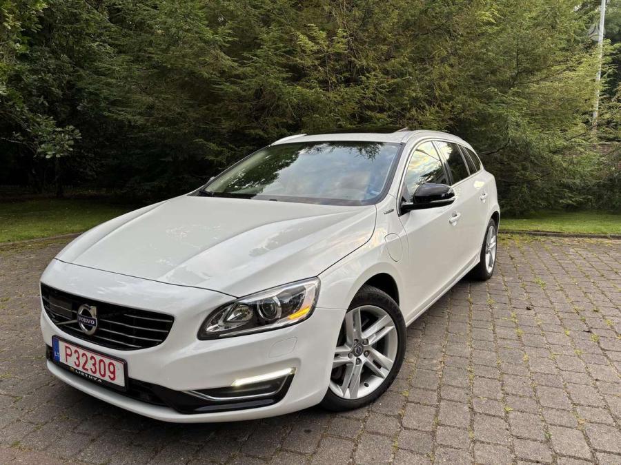 White Volvo V60 2013 in Vilnius, with an engine capacity of 2.40 L and mileage of 254 thousand km for 7600 €, photo 3 on AUTOMOTO.COM.LV