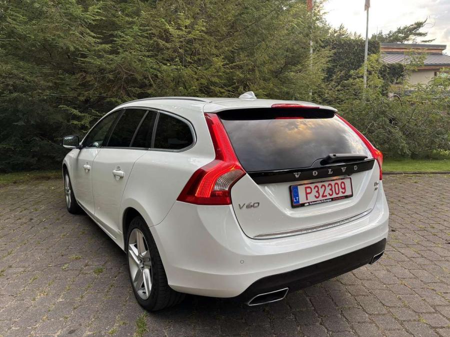 White Volvo V60 2013 in Vilnius, with an engine capacity of 2.40 L and mileage of 254 thousand km for 7600 €, photo 4 on AUTOMOTO.COM.LV