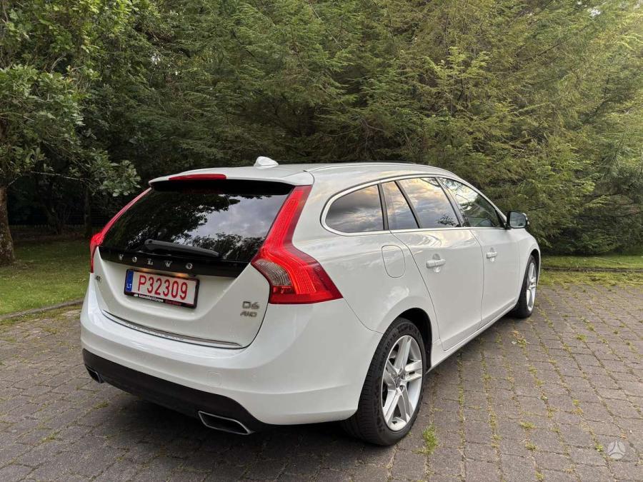 White Volvo V60 2013 in Vilnius, with an engine capacity of 2.40 L and mileage of 254 thousand km for 7600 €, photo 5 on AUTOMOTO.COM.LV