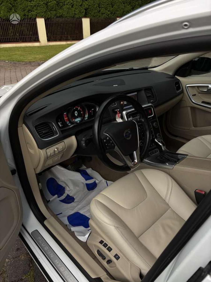 White Volvo V60 2013 in Vilnius, with an engine capacity of 2.40 L and mileage of 254 thousand km for 7600 €, photo 13 on AUTOMOTO.COM.LV