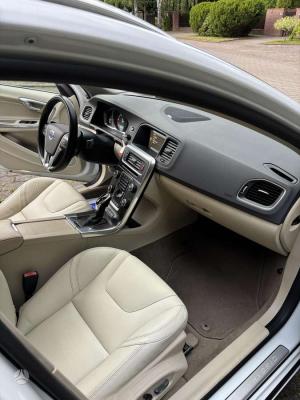 White Volvo V60 2013 in Vilnius, with an engine capacity of 2.40 L and mileage of 254 thousand km for 7600 €, photo 14 on AUTOMOTO.COM.LV
