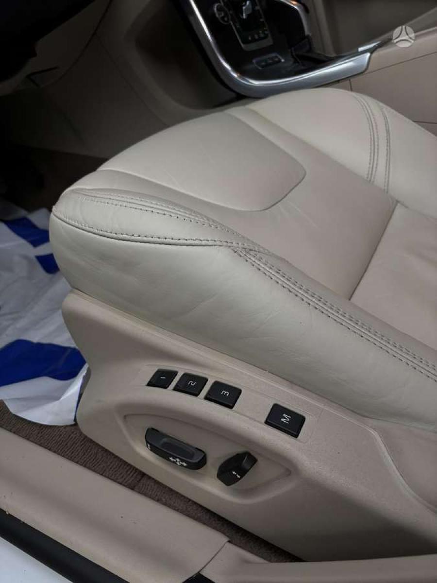 White Volvo V60 2013 in Vilnius, with an engine capacity of 2.40 L and mileage of 254 thousand km for 7600 €, photo 17 on AUTOMOTO.COM.LV