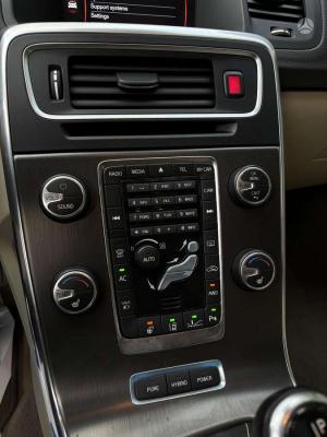 White Volvo V60 2013 in Vilnius, with an engine capacity of 2.40 L and mileage of 254 thousand km for 7600 €, photo 21 on AUTOMOTO.COM.LV