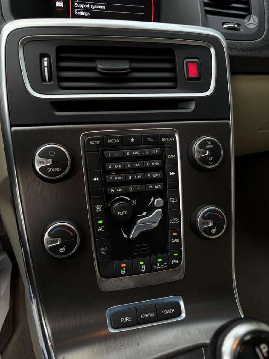 White Volvo V60 2013 in Vilnius, with an engine capacity of 2.40 L and mileage of 254 thousand km for 7600 €, photo 21 on AUTOMOTO.COM.LV