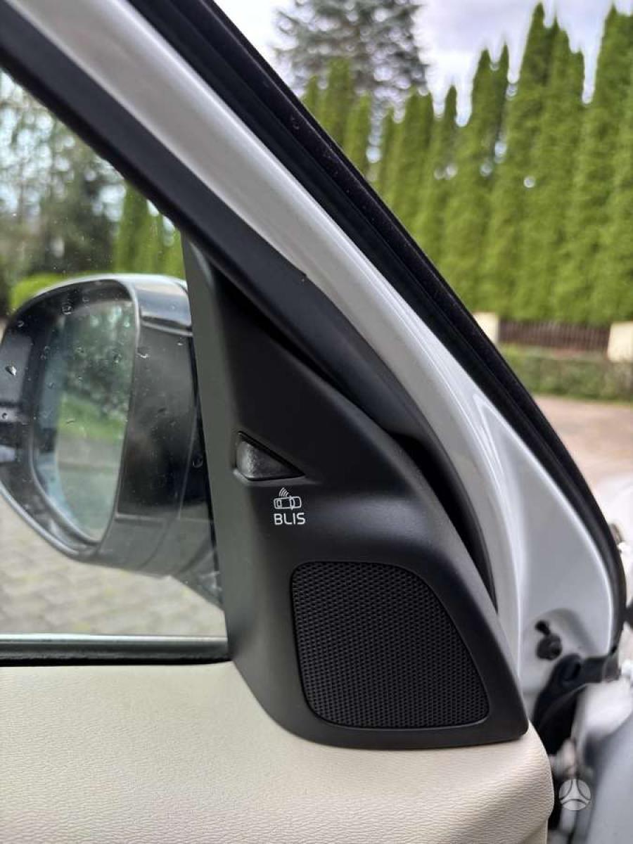 White Volvo V60 2013 in Vilnius, with an engine capacity of 2.40 L and mileage of 254 thousand km for 7600 €, photo 26 on AUTOMOTO.COM.LV