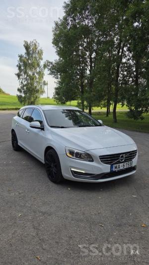 White Volvo V60 2013 in Aizkraukle, with an engine capacity of 2.40 L and mileage of 250 thousand km for 6900 €, photo  on AUTOMOTO.COM.LV
