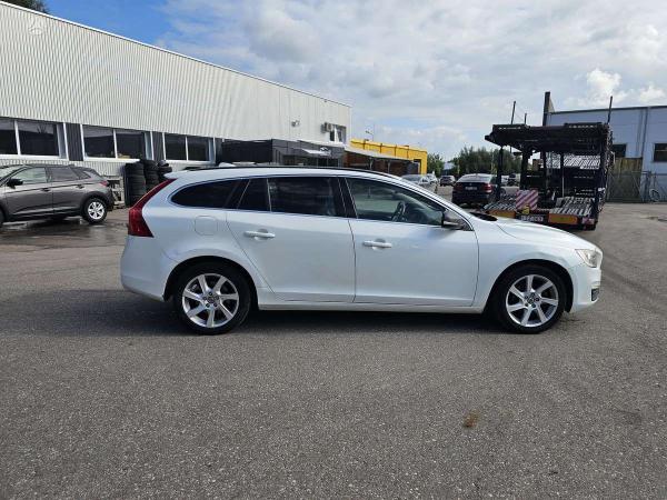 White Volvo V60 2013 in Ukmerge, with an engine capacity of 1.56 L and mileage of 200 thousand km for 3450 €, photo 3 on AUTOMOTO.COM.LV