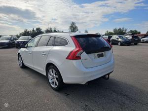 White Volvo V60 2013 in Ukmerge, with an engine capacity of 1.56 L and mileage of 200 thousand km for 3450 €, photo 4 on AUTOMOTO.COM.LV