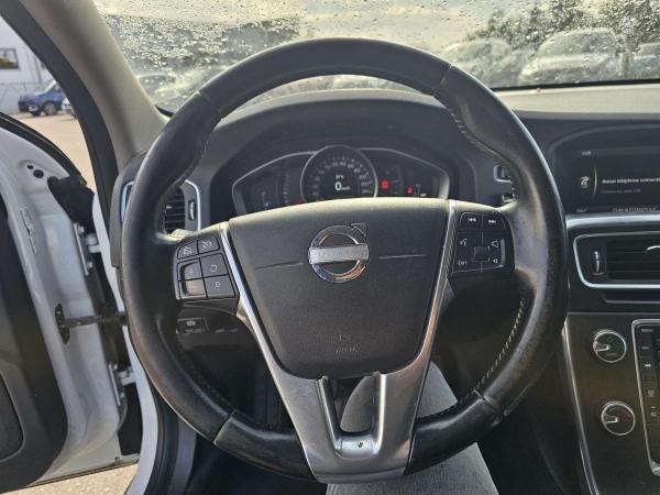 White Volvo V60 2013 in Ukmerge, with an engine capacity of 1.56 L and mileage of 200 thousand km for 3450 €, photo 5 on AUTOMOTO.COM.LV