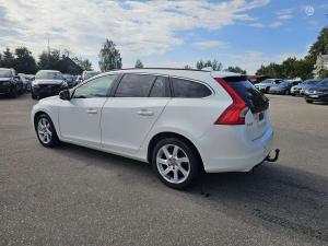 White Volvo V60 2013 in Ukmerge, with an engine capacity of 1.56 L and mileage of 200 thousand km for 3450 €, photo 6 on AUTOMOTO.COM.LV