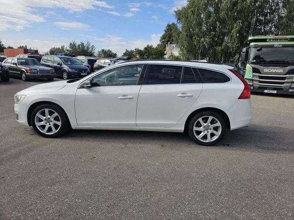 White Volvo V60 2013 in Ukmerge, with an engine capacity of 1.56 L and mileage of 200 thousand km for 3450 €, photo 8 on AUTOMOTO.COM.LV