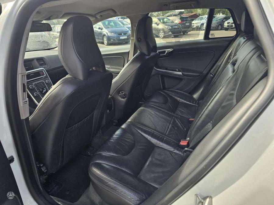 White Volvo V60 2013 in Ukmerge, with an engine capacity of 1.56 L and mileage of 200 thousand km for 3450 €, photo 9 on AUTOMOTO.COM.LV