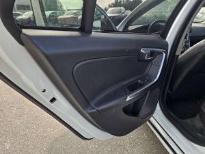 White Volvo V60 2013 in Ukmerge, with an engine capacity of 1.56 L and mileage of 200 thousand km for 3450 €, photo 10 on AUTOMOTO.COM.LV