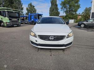 White Volvo V60 2013 in Ukmerge, with an engine capacity of 1.56 L and mileage of 200 thousand km for 3450 €, photo 11 on AUTOMOTO.COM.LV