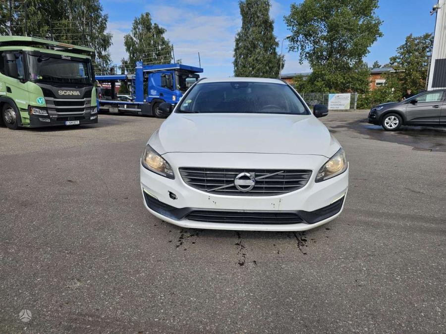 White Volvo V60 2013 in Ukmerge, with an engine capacity of 1.56 L and mileage of 200 thousand km for 3450 €, photo 11 on AUTOMOTO.COM.LV